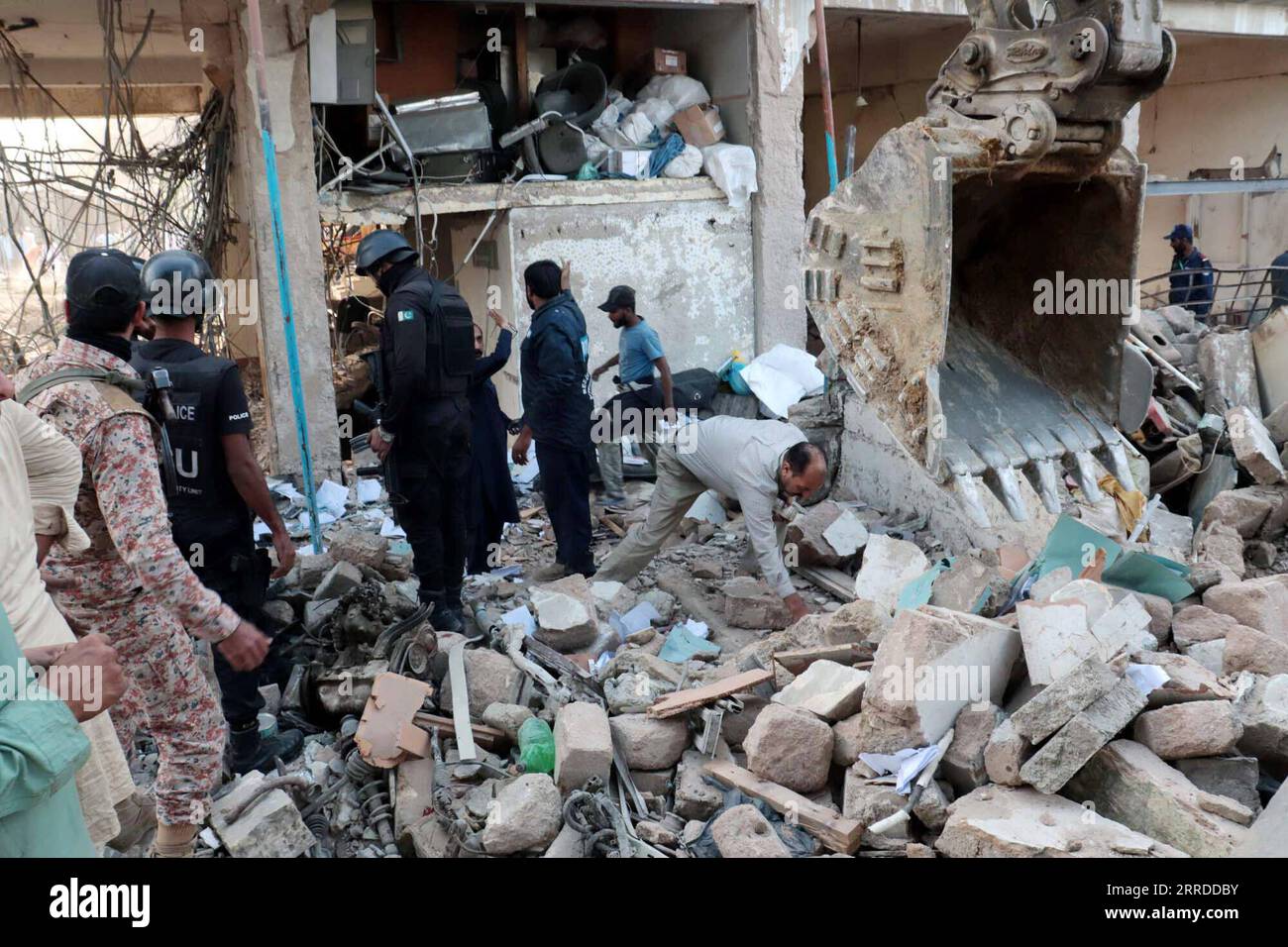 211218 -- KARACHI, Dec. 18, 2021 -- Security personnel examine the ...