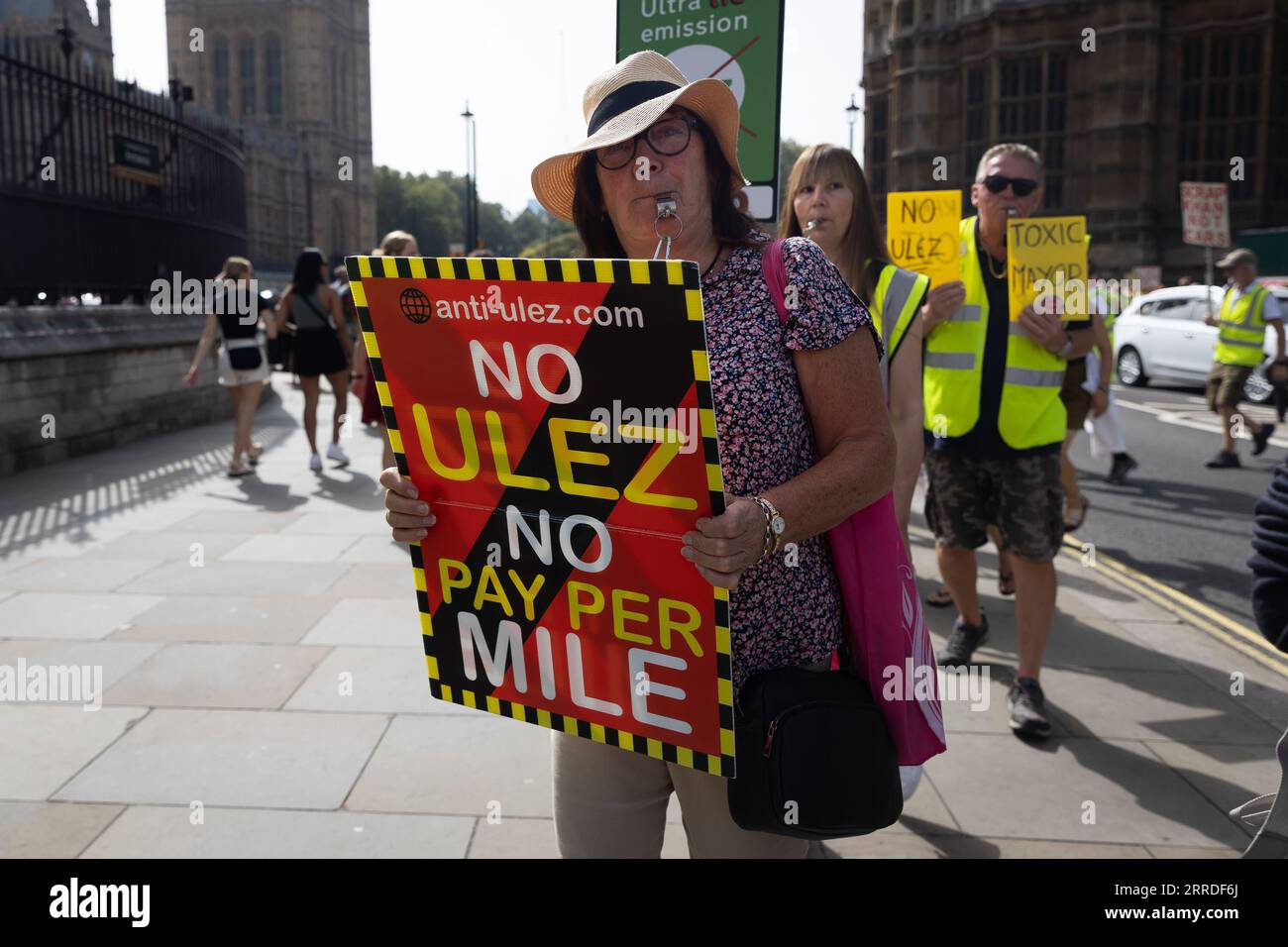 London, UK. 6th Sep, 2023. An anti-ULEZ protester holds a placard ...