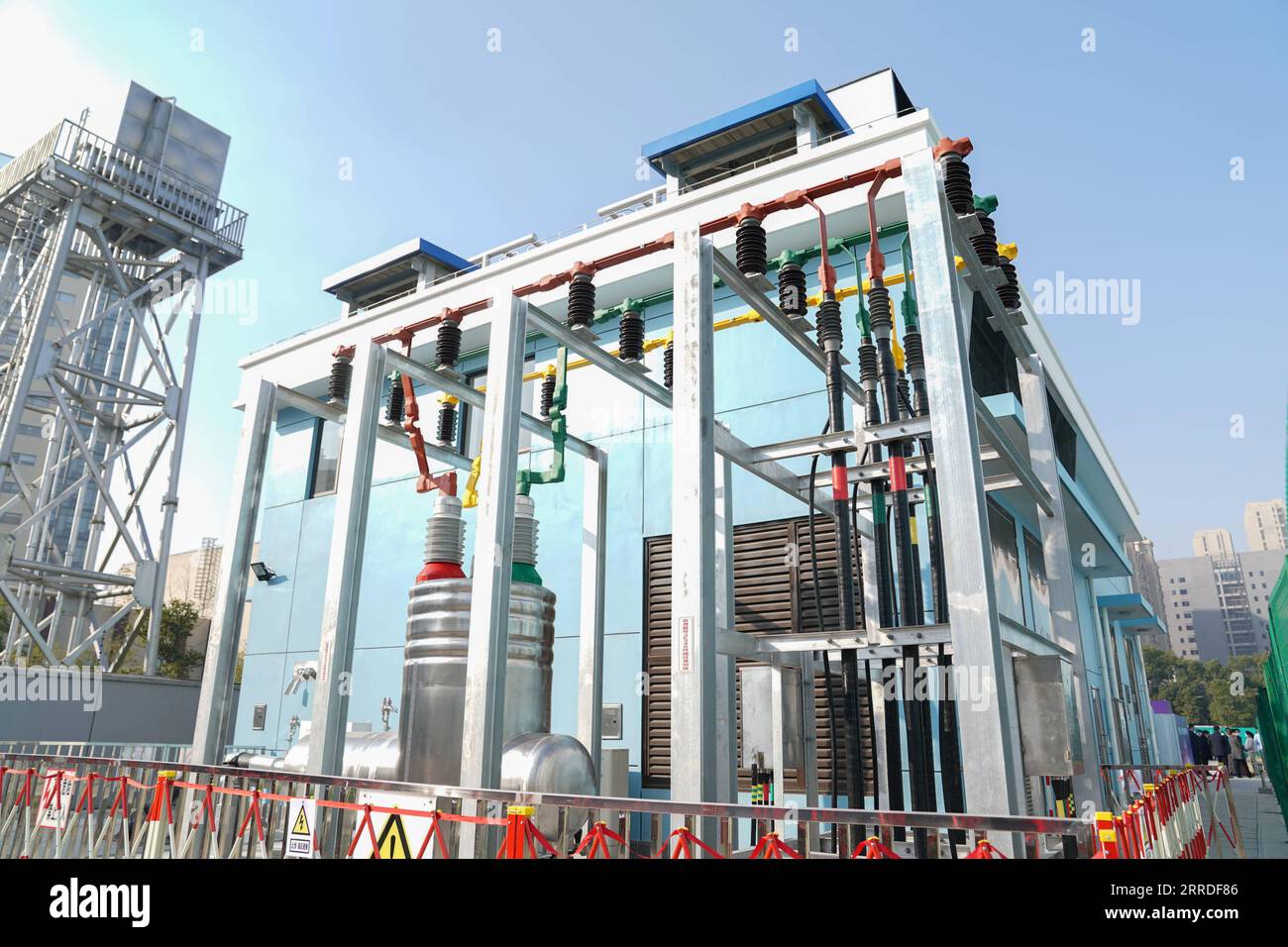 211222 -- SHANGHAI, Dec. 22, 2021 -- Photo shows the cable terminal of ...