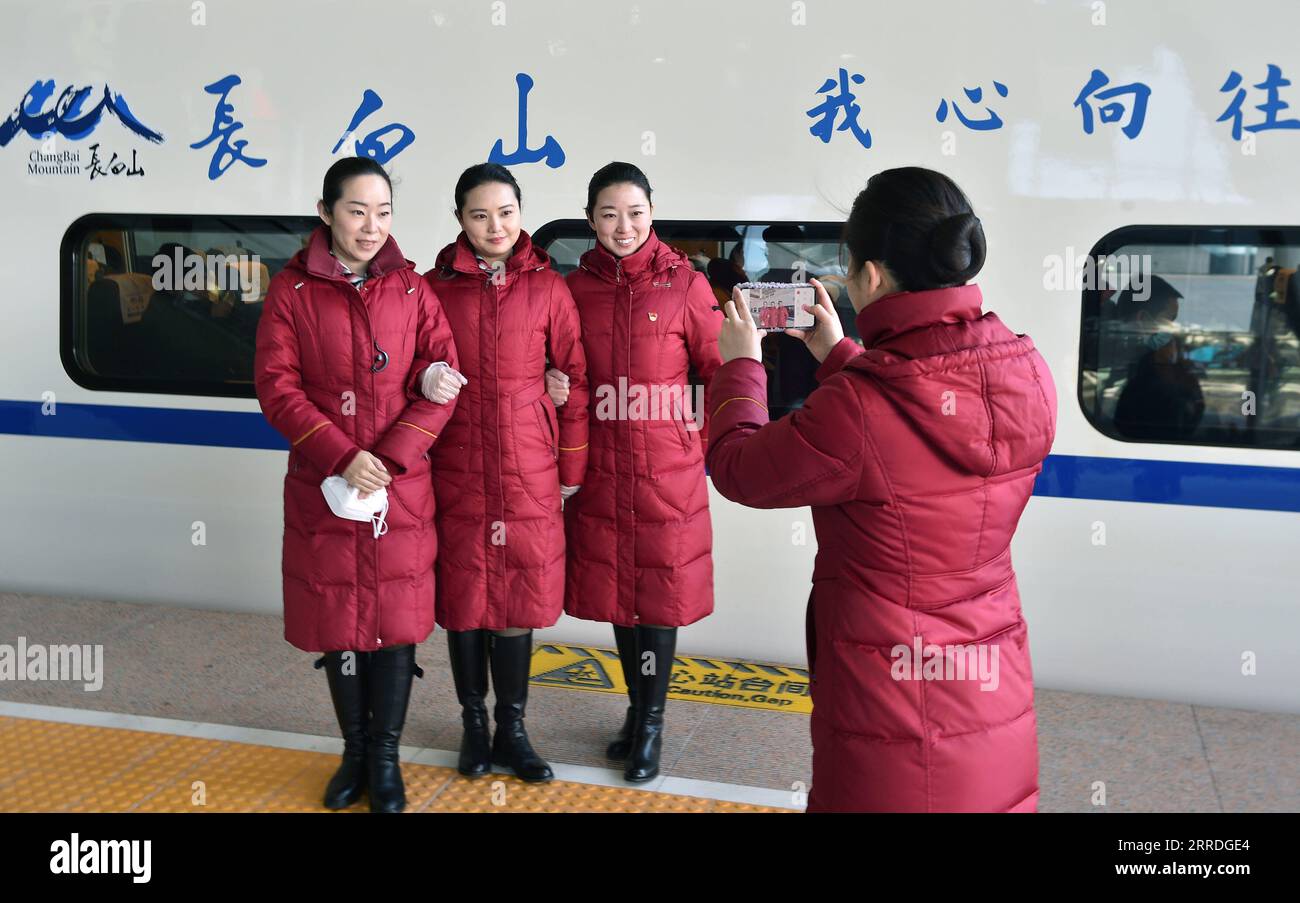 211224 -- CHANGCHUN, Dec. 24, 2021 -- Staff members pose for a group ...
