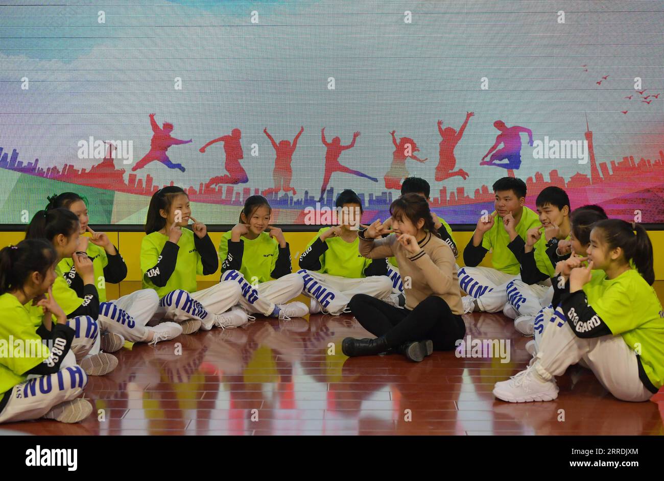 211230 -- NANCHANG, Dec. 30, 2021 -- Fan Haiyan and her students ...