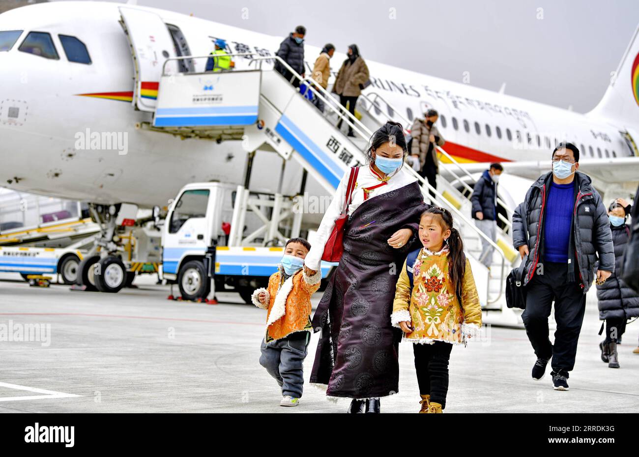211230 -- LHASA, Dec. 30, 2021 -- Passengers get off the Tibet Airlines ...
