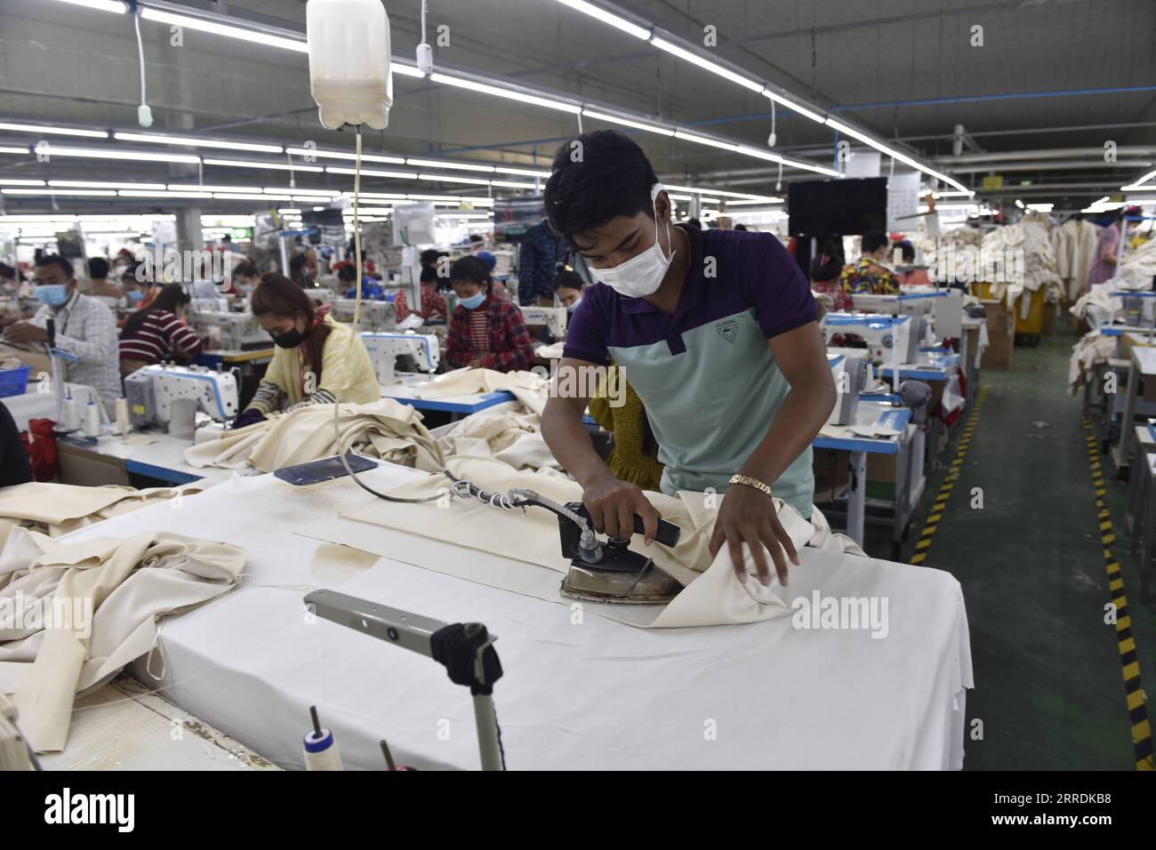 Cambodia garment factory workers hi-res stock photography and images ...