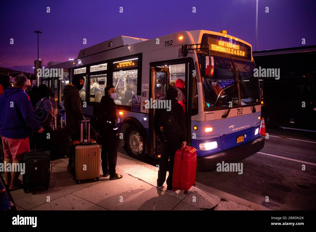 500 airport bus hi-res stock photography and images - Alamy