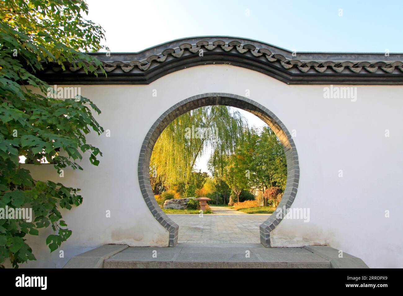 Chinese ancient building moon gate Stock Photo - Alamy