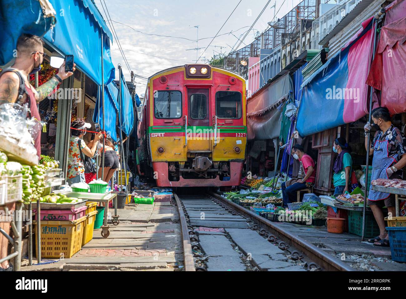 Maeklong markt hi-res stock photography and images - Alamy