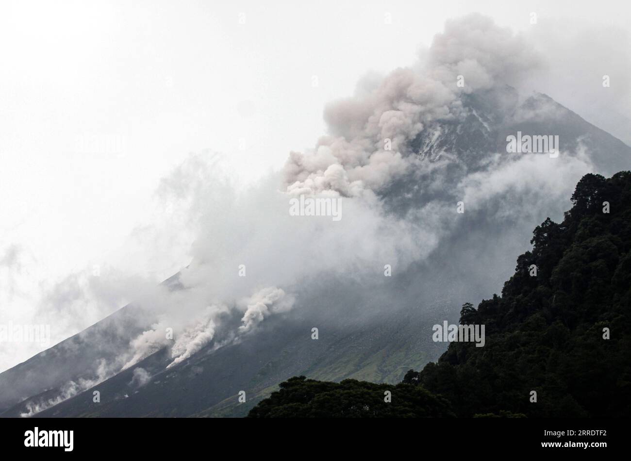 220107 -- YOGYAKARTA, Jan. 7, 2022 -- Mount Merapi spews smoke and ...