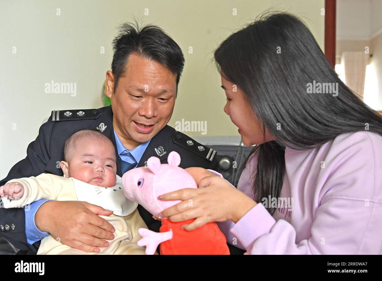 220109 -- NANNING, Jan. 9, 2022 -- Tan Jianyong and his wife are seen ...
