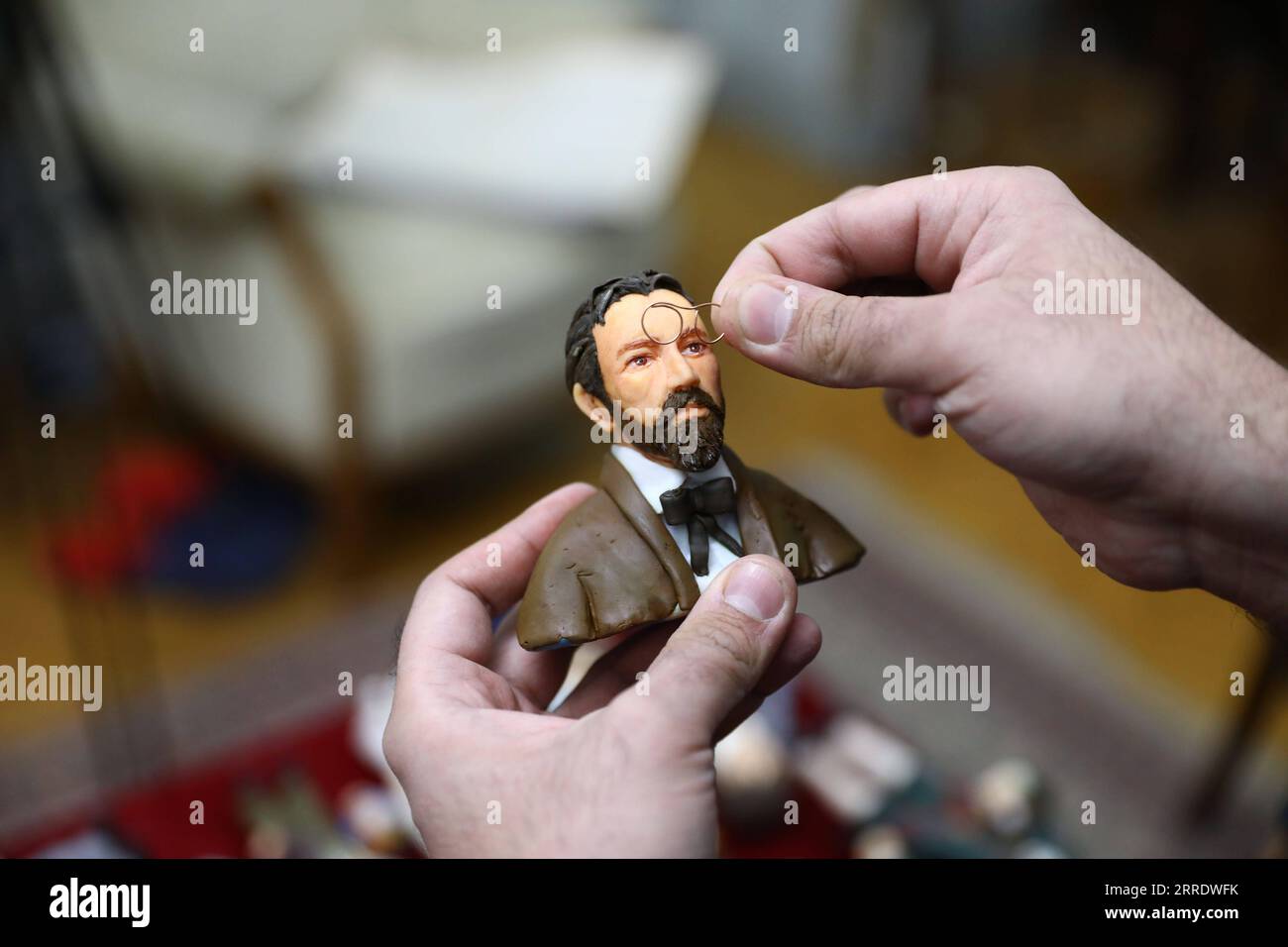 220109 -- CAIRO, Jan. 9, 2022 -- Egyptian artist Fady Francis holds his ...