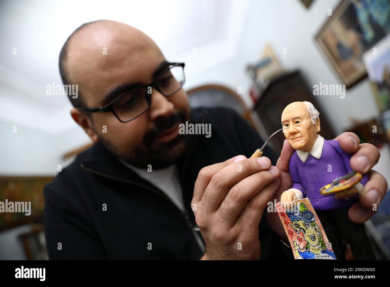 220109 -- CAIRO, Jan. 9, 2022 -- Egyptian artist Fady Francis works on ...