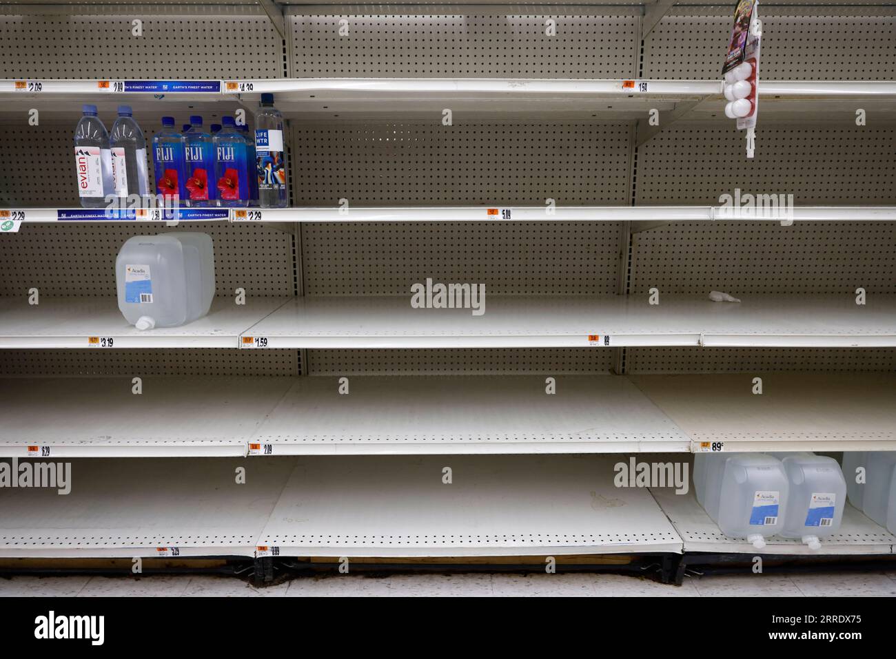 Empty store shelves united states hi-res stock photography and images ...
