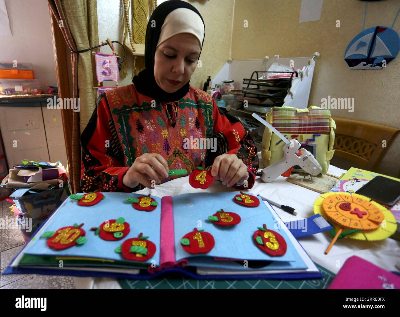 Palestinian mother children hi-res stock photography and images - Alamy