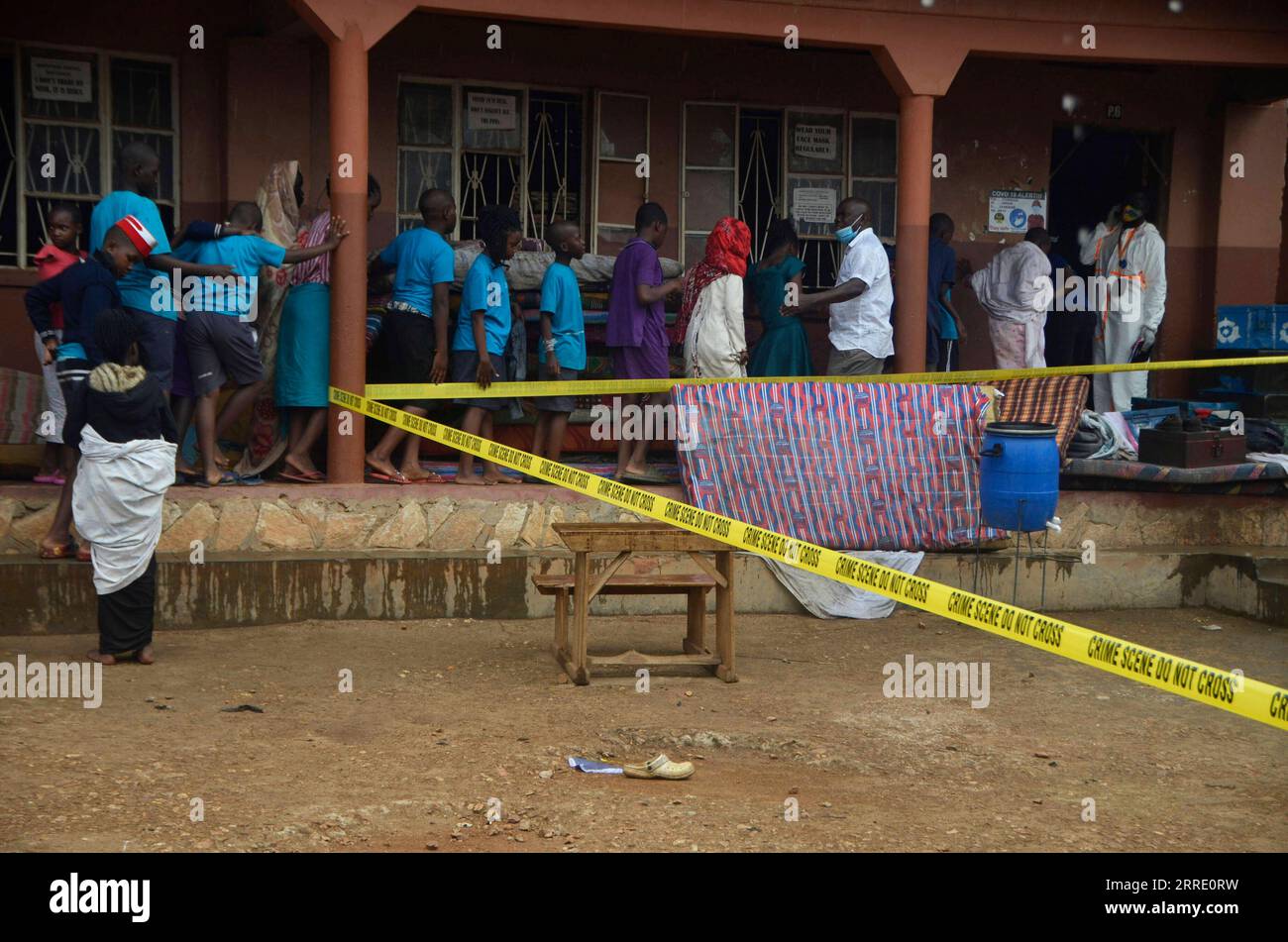 220117 -- KAMPALA, Jan. 17, 2022 -- Children line up after a fire ...