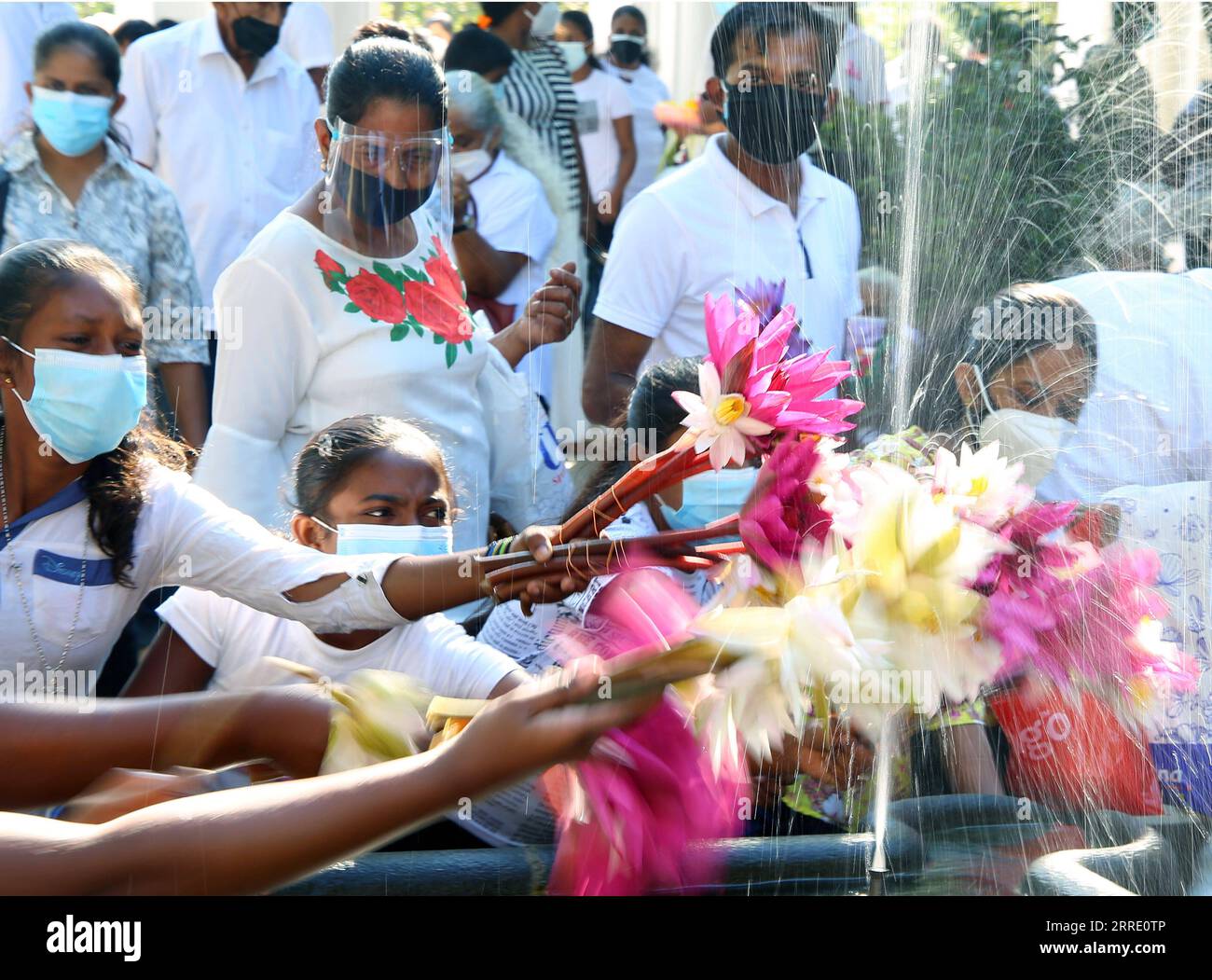 220117 -- COLOMBO, Jan. 17, 2022 -- People celebrate the Full Moon Poya ...