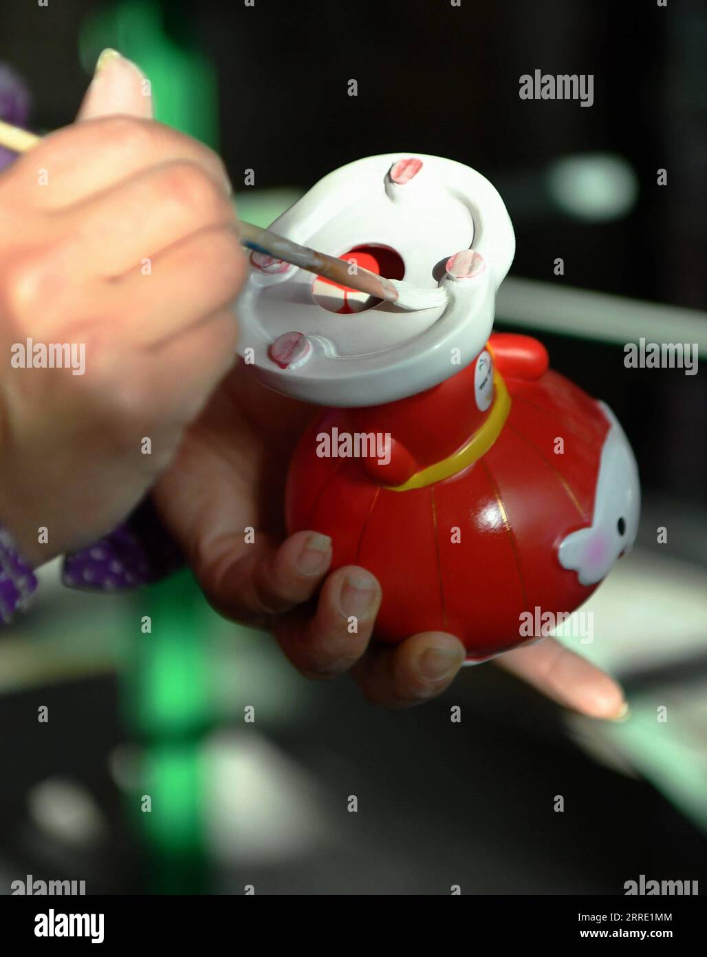 220119 -- DEHUA, Jan. 19, 2022 -- A worker colors a porcelain figure of ...