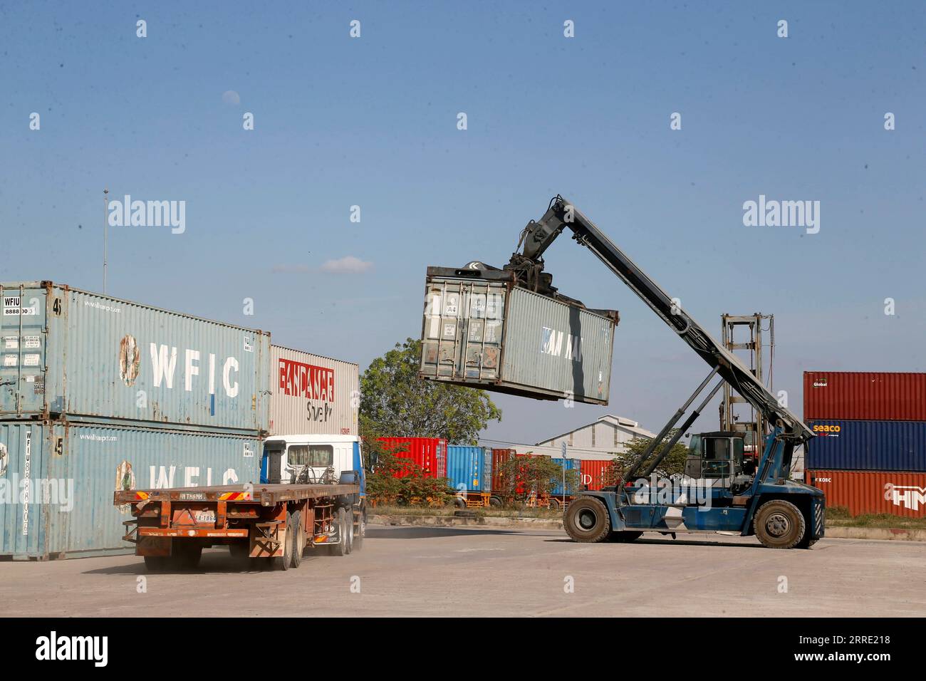 Container lifts hi-res stock photography and images - Alamy