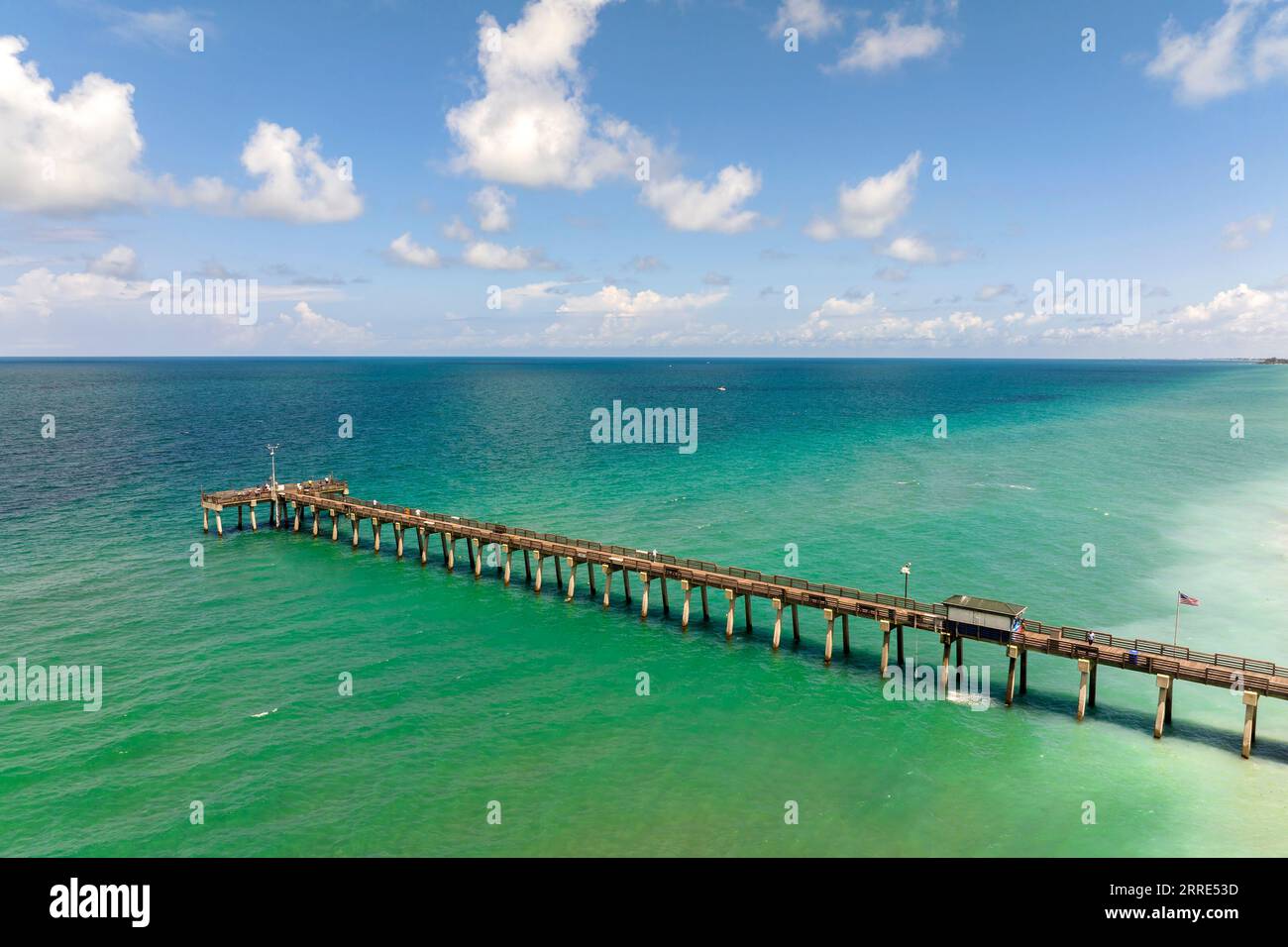 Bright ocean landscape at Venice fishing pier in Florida, USA. Popular ...