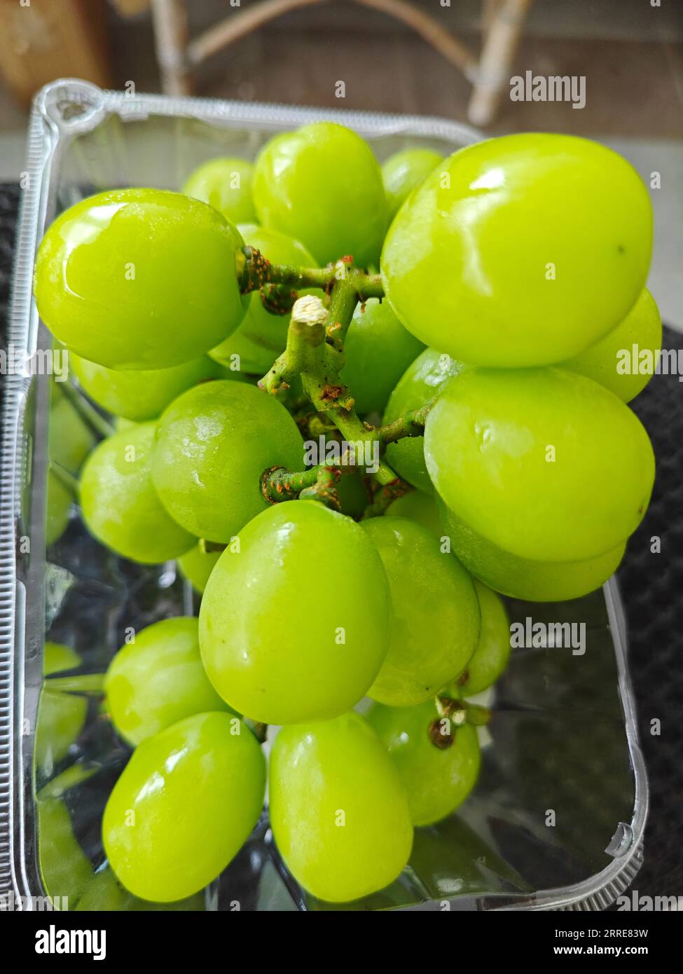 cluster of fresh greenish gold muscat grape Stock Photo - Alamy