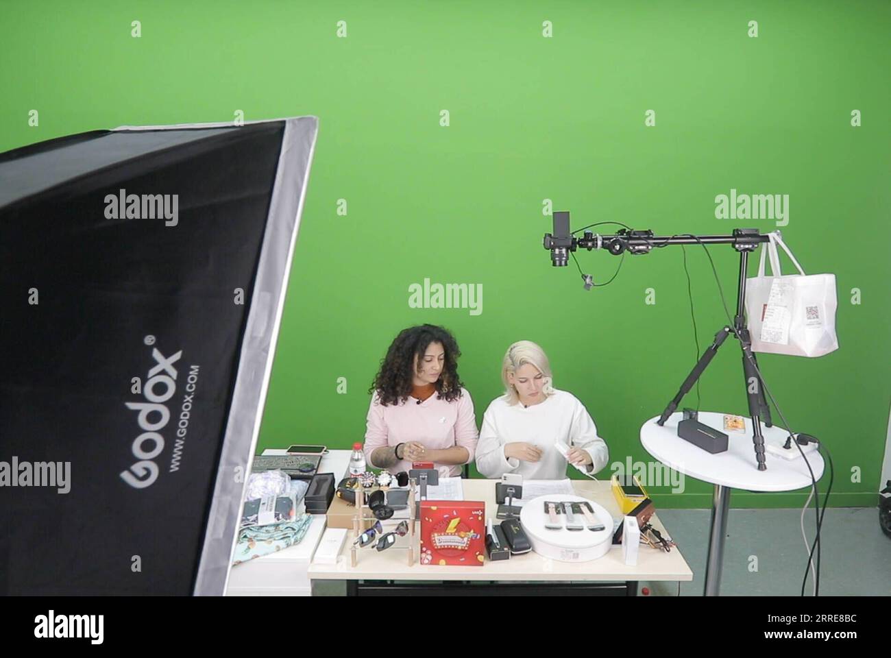 Live streaming border hi-res stock photography and images - Alamy