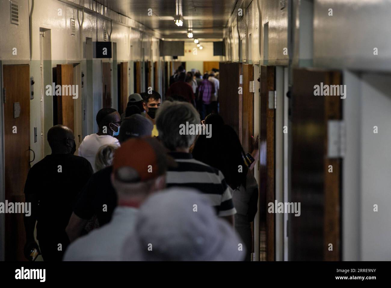Nelson mandela released prison 1990 hi-res stock photography and images ...