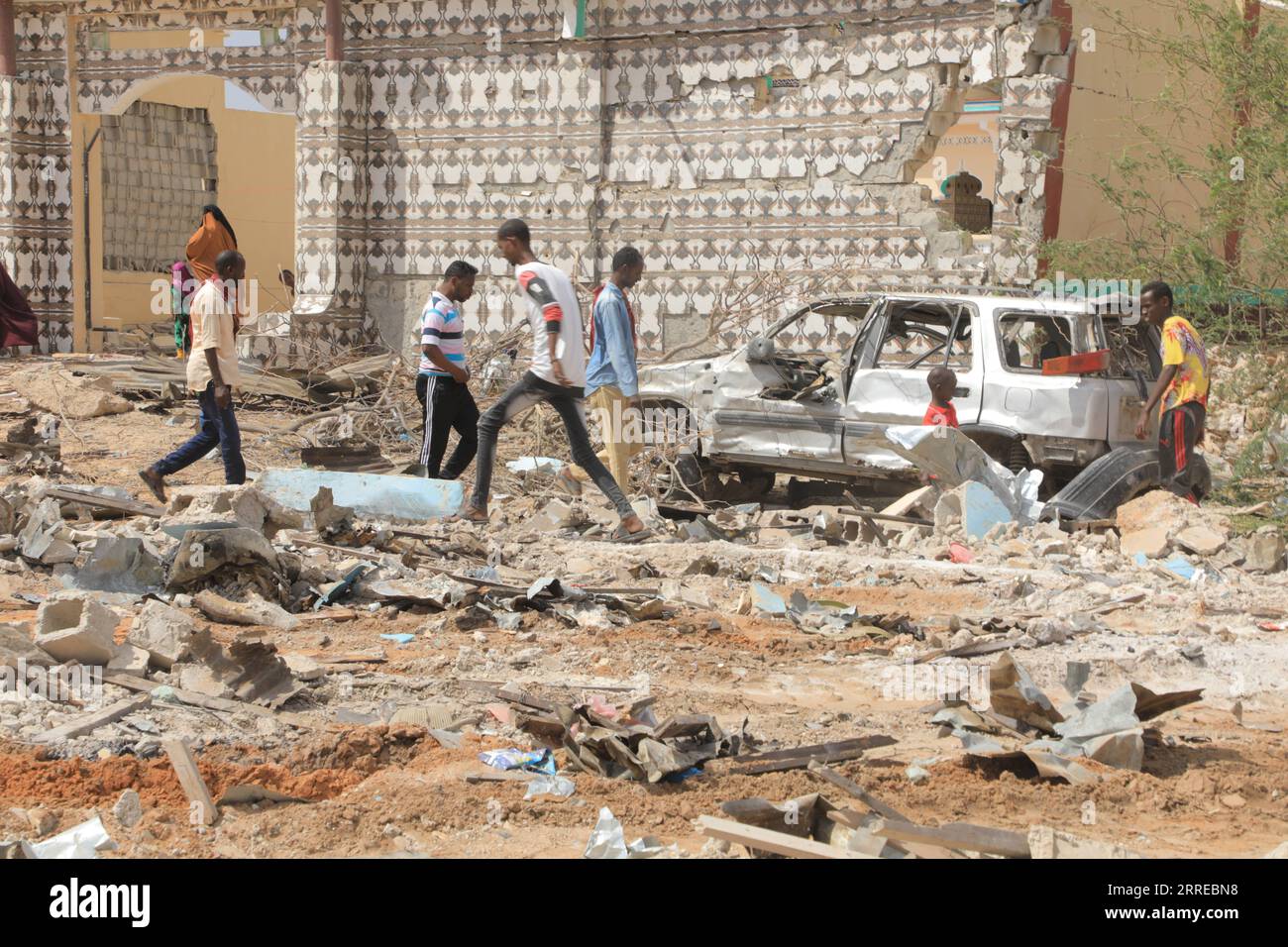 220217 -- MOGADISHU, Feb. 17, 2022 -- People look at a scene of bomb ...