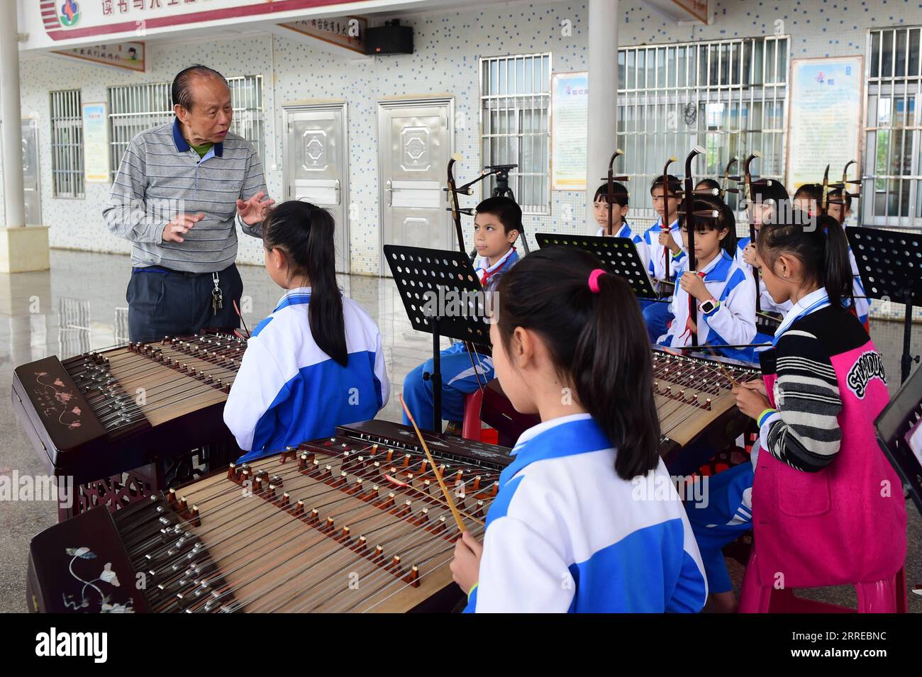 Tradition instruments tunes hi-res stock photography and images - Alamy