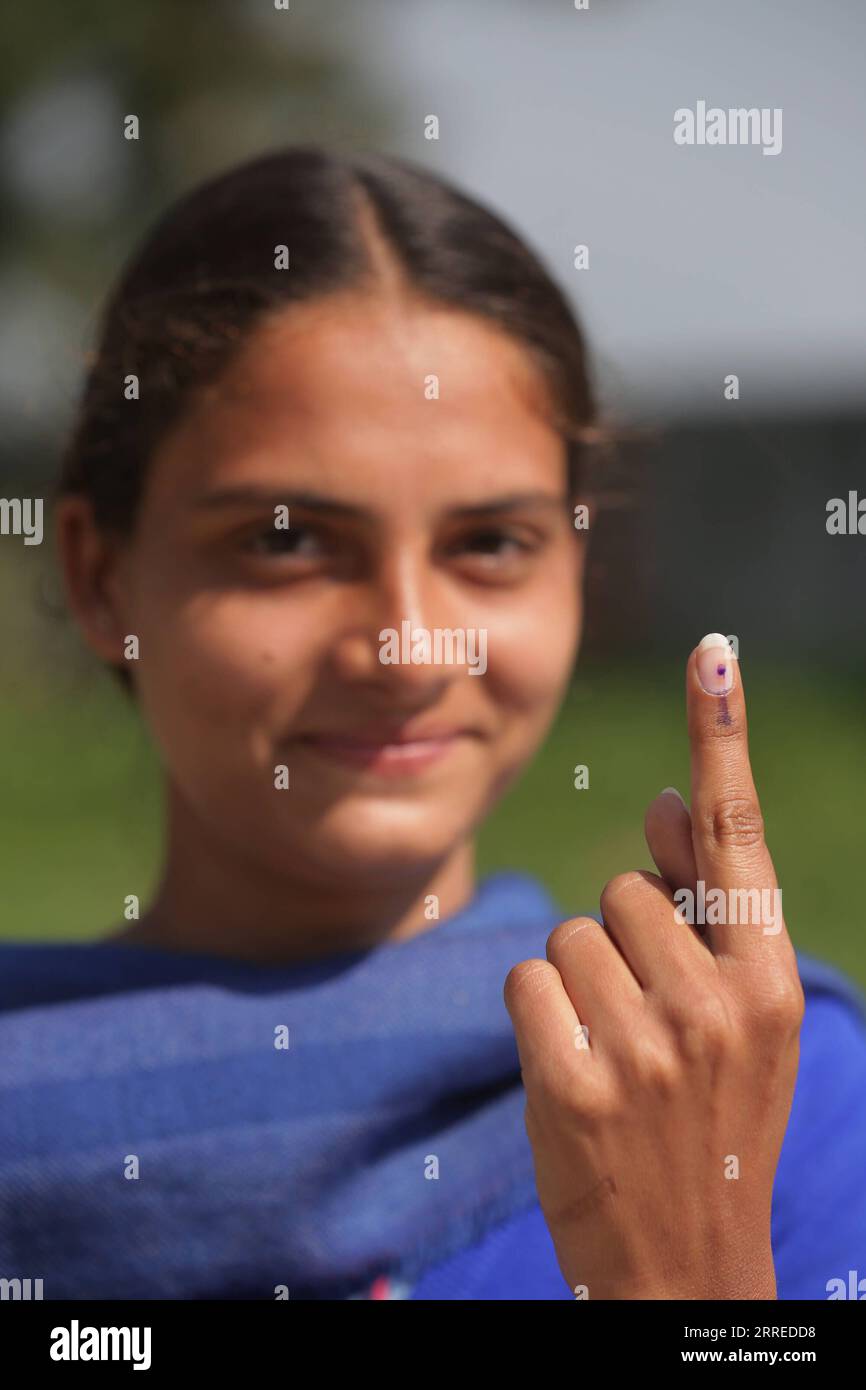 220220 -- PUNJAB, Feb. 20, 2022 -- A voter shows her inked finger after ...