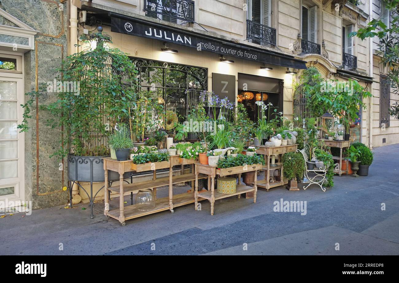 Bridcage trellis hi-res stock photography and images - Alamy