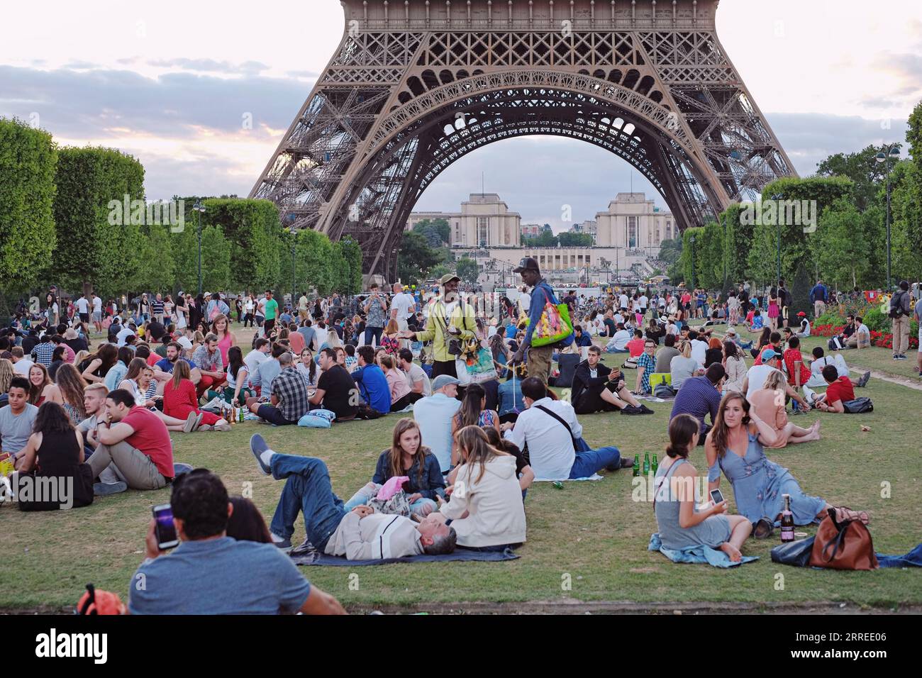 Champs de mars picnic hi-res stock photography and images - Alamy
