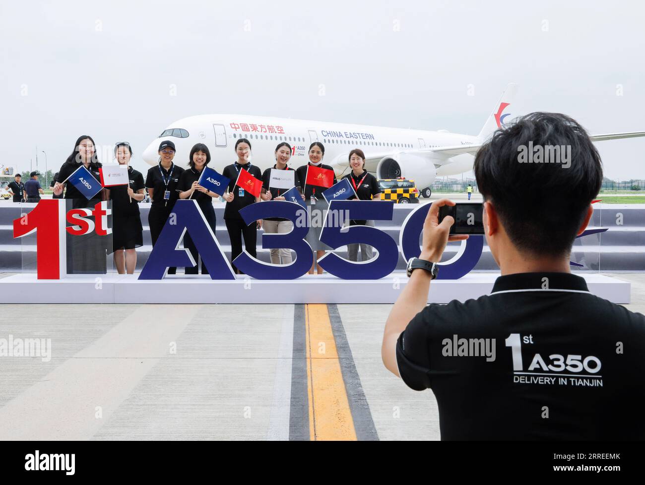 210721 -- TIANJIN, July 21, 2021 -- Staff members pose for a group ...