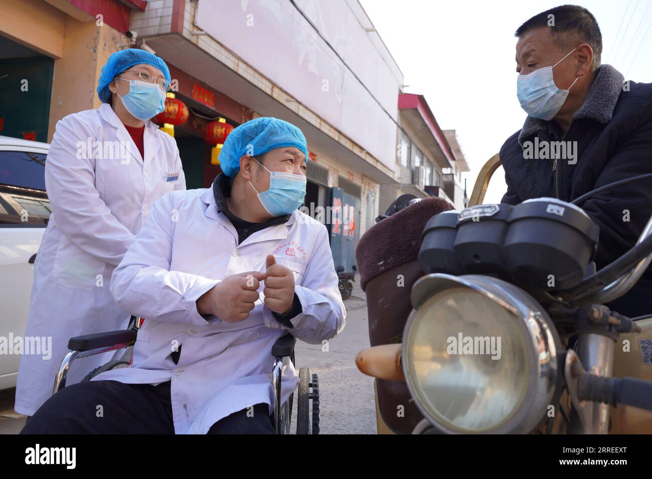 220225 -- XINGTAI, Feb. 25, 2022 -- Jiao Junying C talks to a villager ...