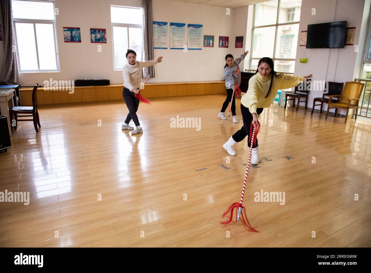 220301 -- CHANGSHA, March 1, 2022 -- Du Meishuang R instructs young ...