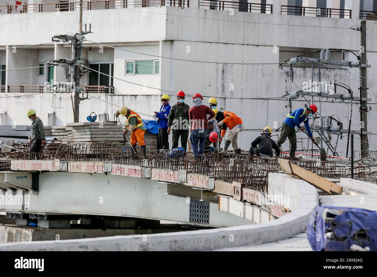 220303 -- MANILA, March 3, 2022 -- Workers are seen on the construction ...
