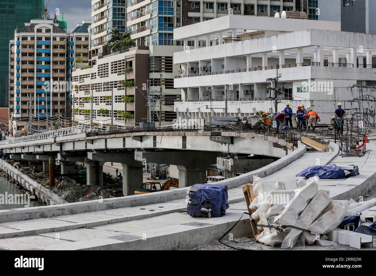 220303 -- MANILA, March 3, 2022 -- Workers are seen on the construction ...
