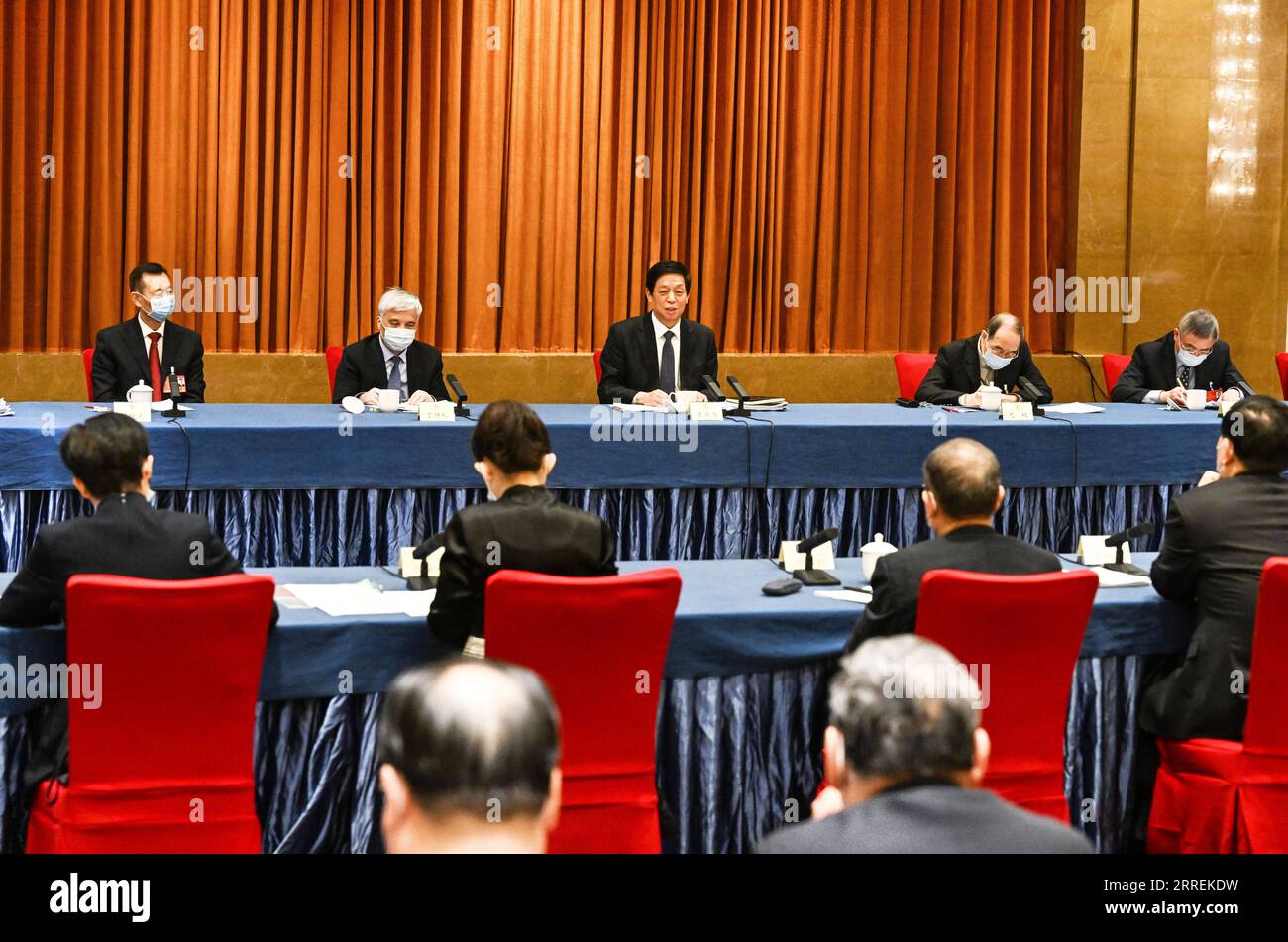 Group of 6 people discussion hi-res stock photography and images - Alamy