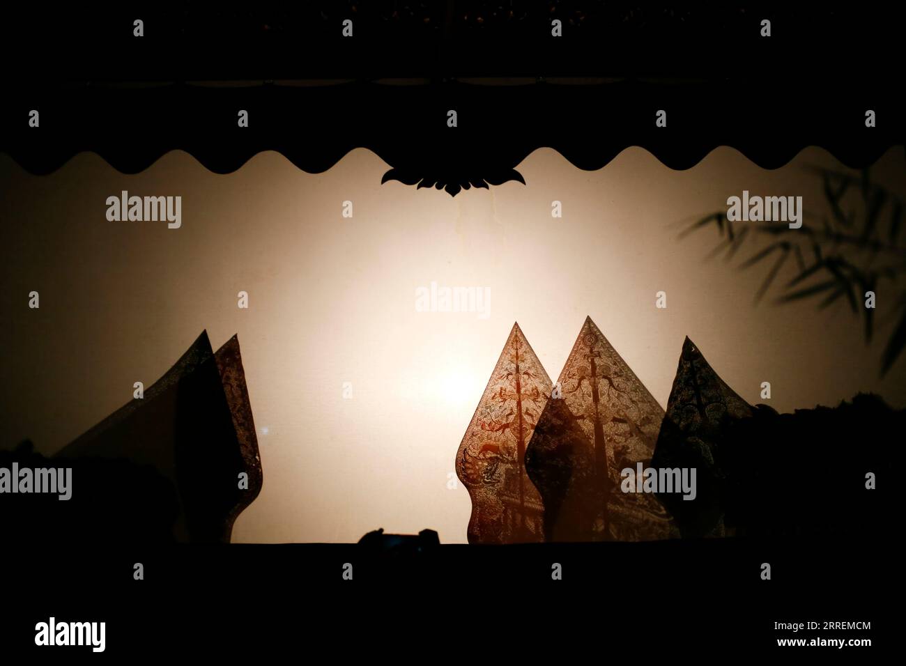 Wayang kulit gunungan hi-res stock photography and images - Alamy