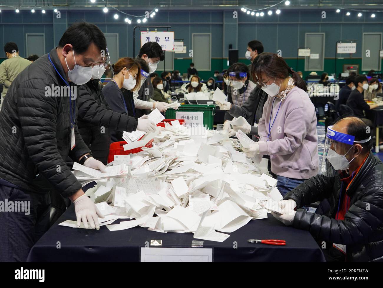 220309 -- SEOUL, March 9, 2022 -- Staff members count ballots for the ...
