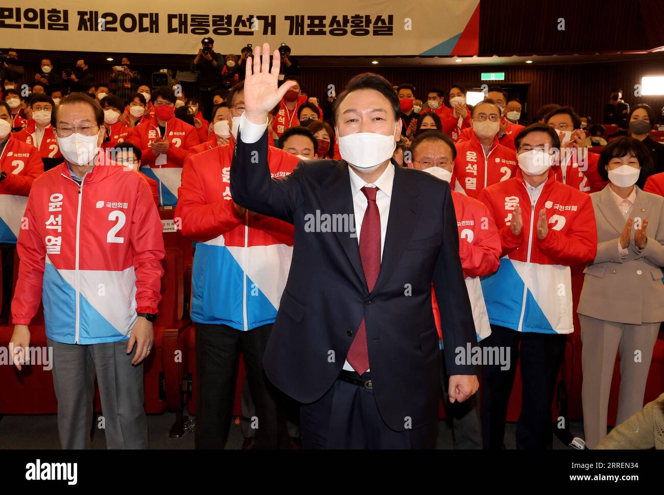 News Bilder des Tages 220310 -- SEOUL, March 10, 2022 -- Yoon Suk-yeol ...