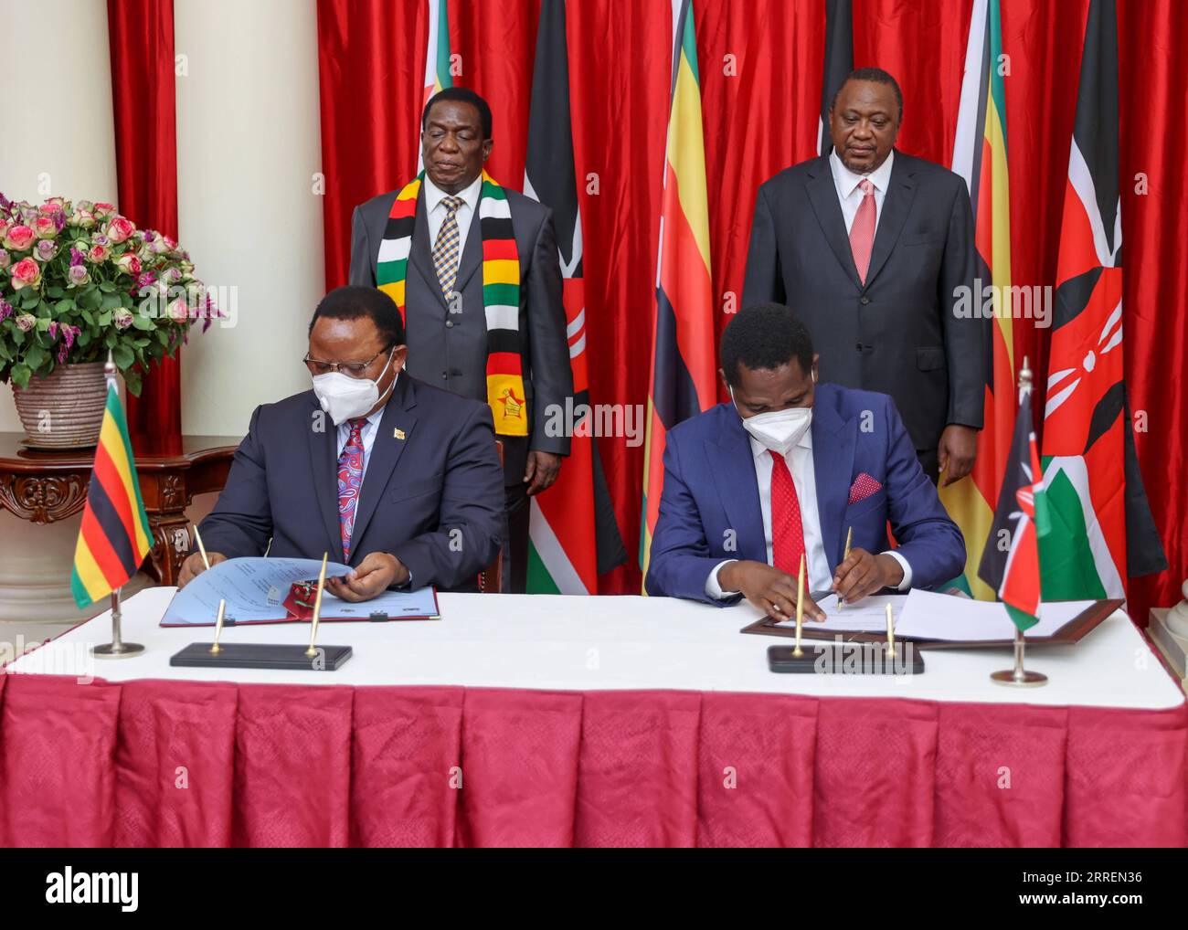 Agrements signing hi-res stock photography and images - Alamy