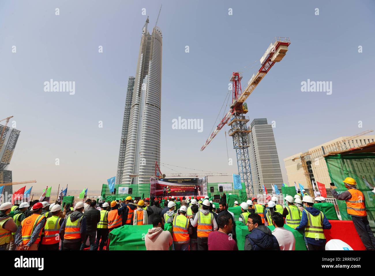 220310 -- CAIRO, March 10, 2022 -- People attend the topping-out ...