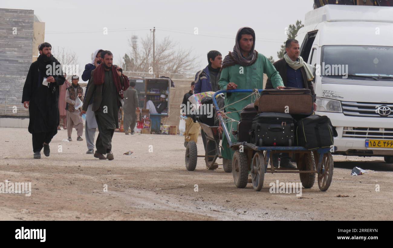 220314 -- ISLAM QALA AFGHANISTAN, March 14, 2022 -- Migrating Afghans ...