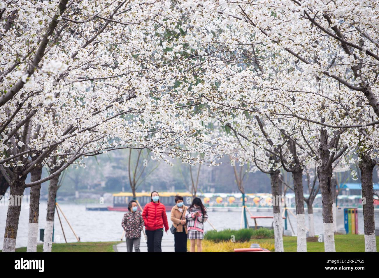 220319 -- NANJING, March 19, 2022 -- Tourists visit the Xuanwu Lake ...
