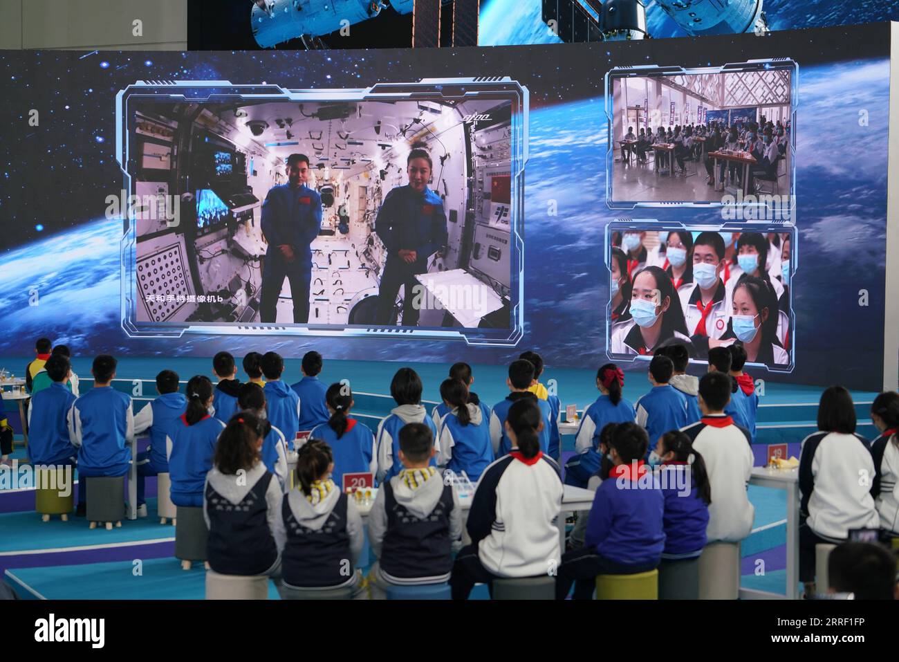 220323 -- BEIJING, March 23, 2022 -- Students attend a livestreamed ...