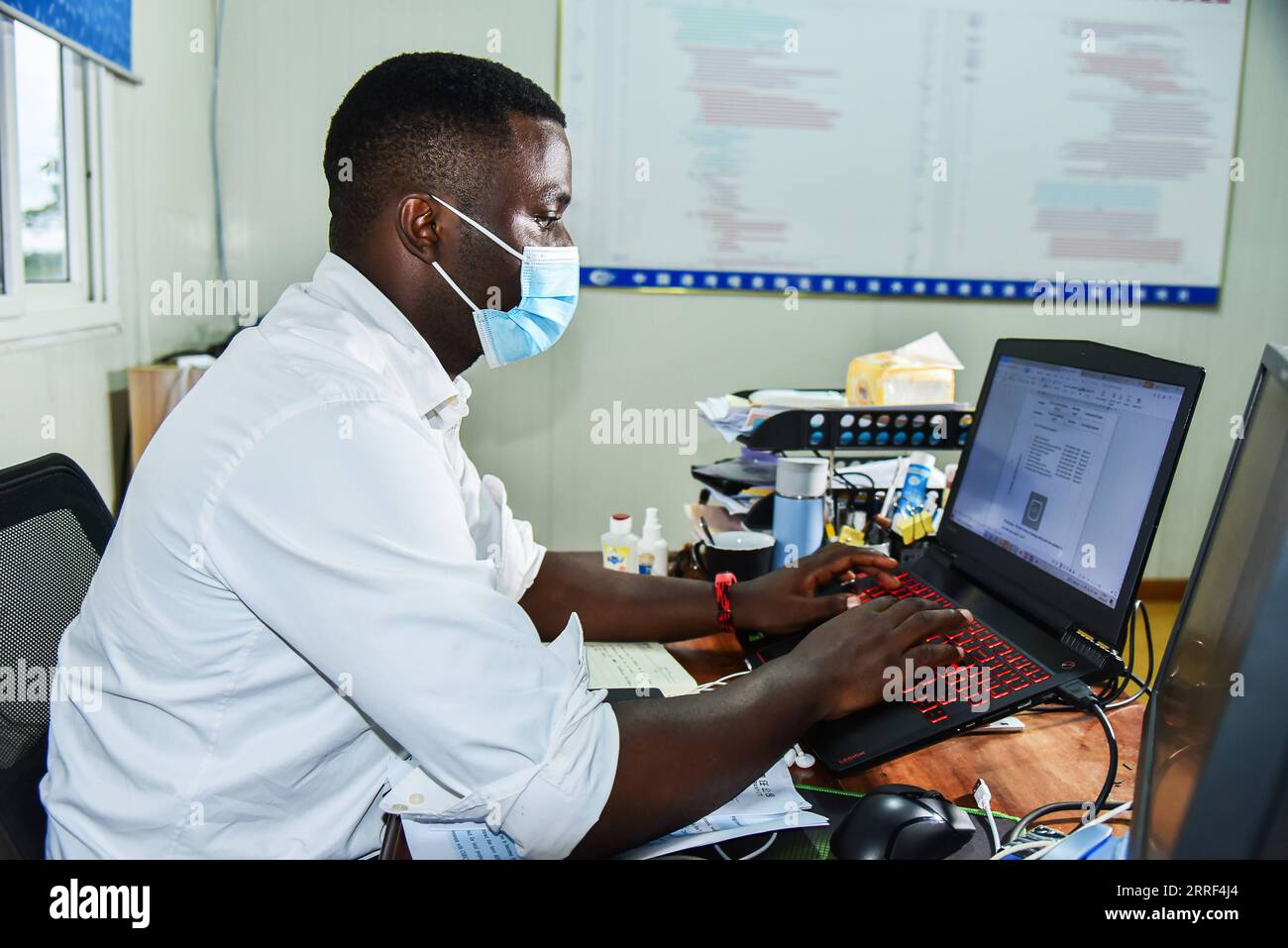 Chinese engineer working port hi-res stock photography and images - Alamy