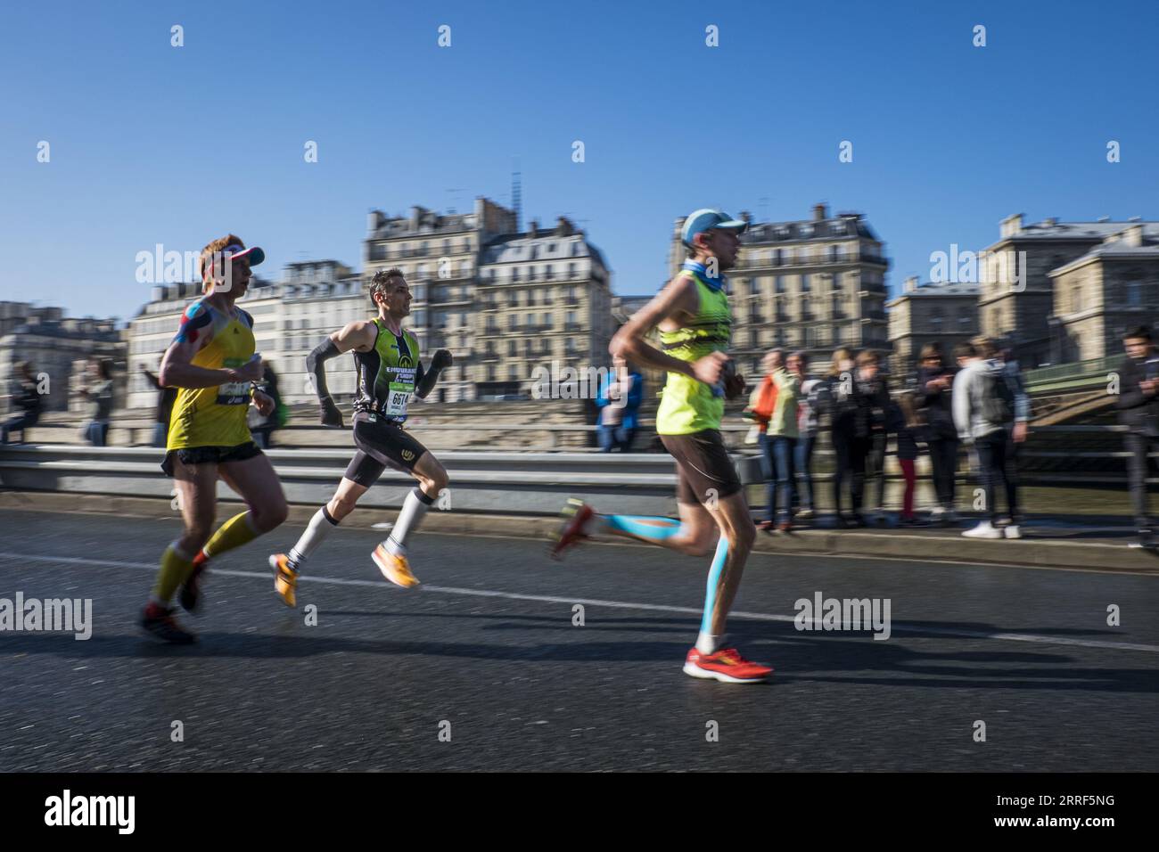 FRANCE. PARIS (75) THE PARIS MARATHON PASSES ON THE QUAYS OF THE SEINE ...