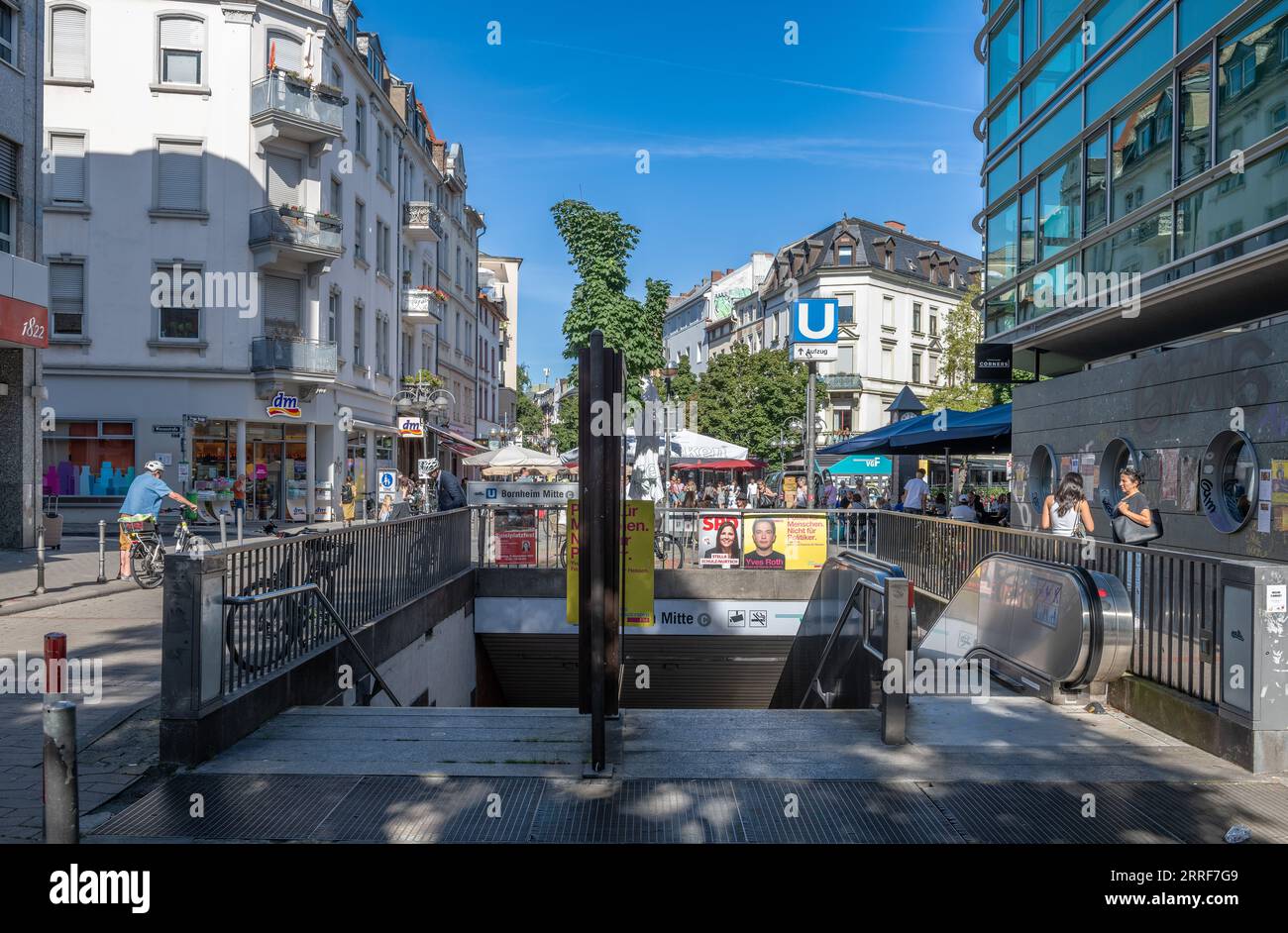 Unknown people in the Bornheim shopping street Berger Straße, Frankfurt ...