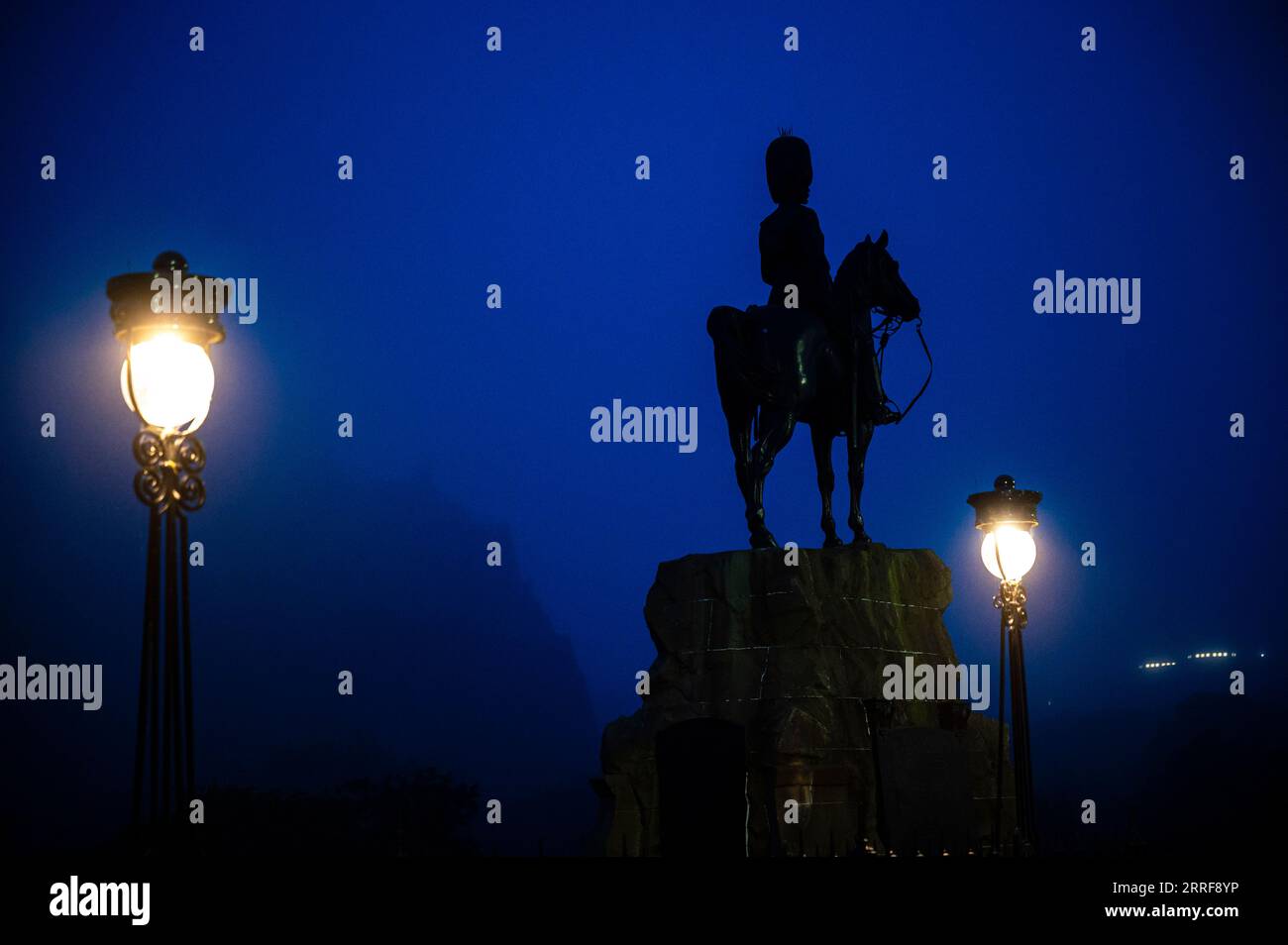 Views from Princess street to Edinburgh castle. Edinburgh city looks ...