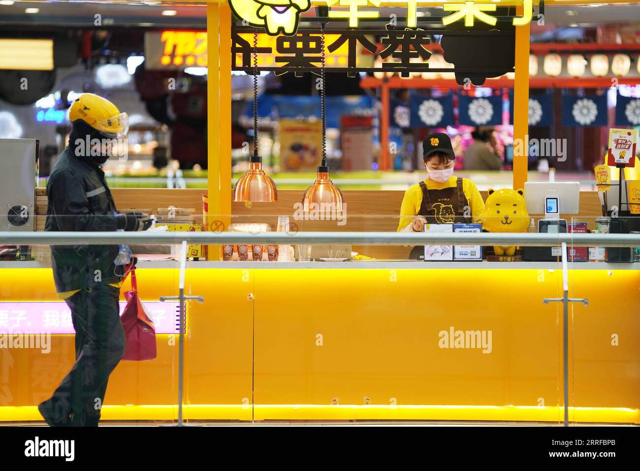 Crowds china shopping consumer goods hi-res stock photography and ...
