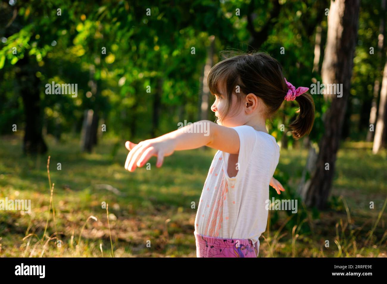 Girl with open arms hi-res stock photography and images - Alamy