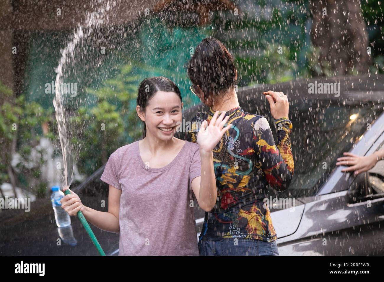 220415 -- VIENTIANE, April 15, 2022 -- People splash water to each ...